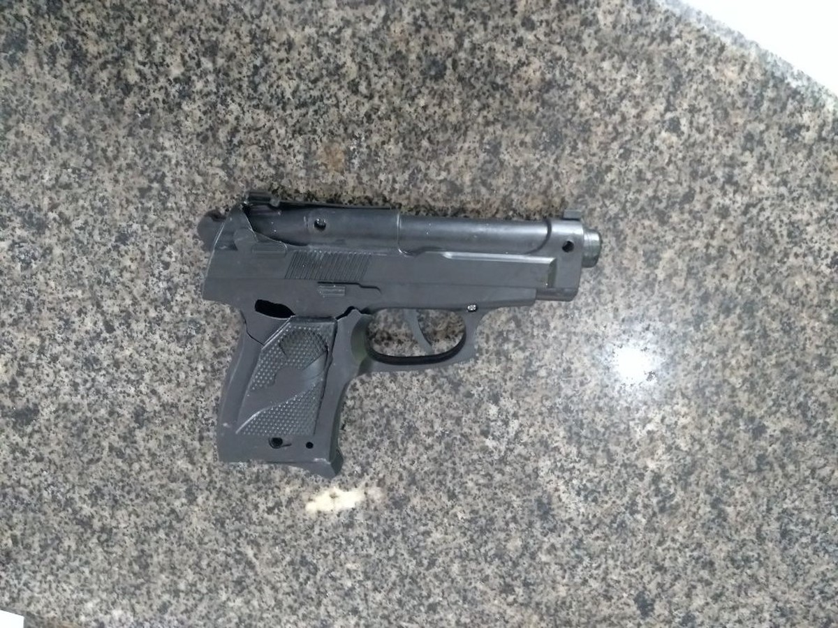 Adolescente Aponta Simulacro De Pistola Para Policial à Paisana E é