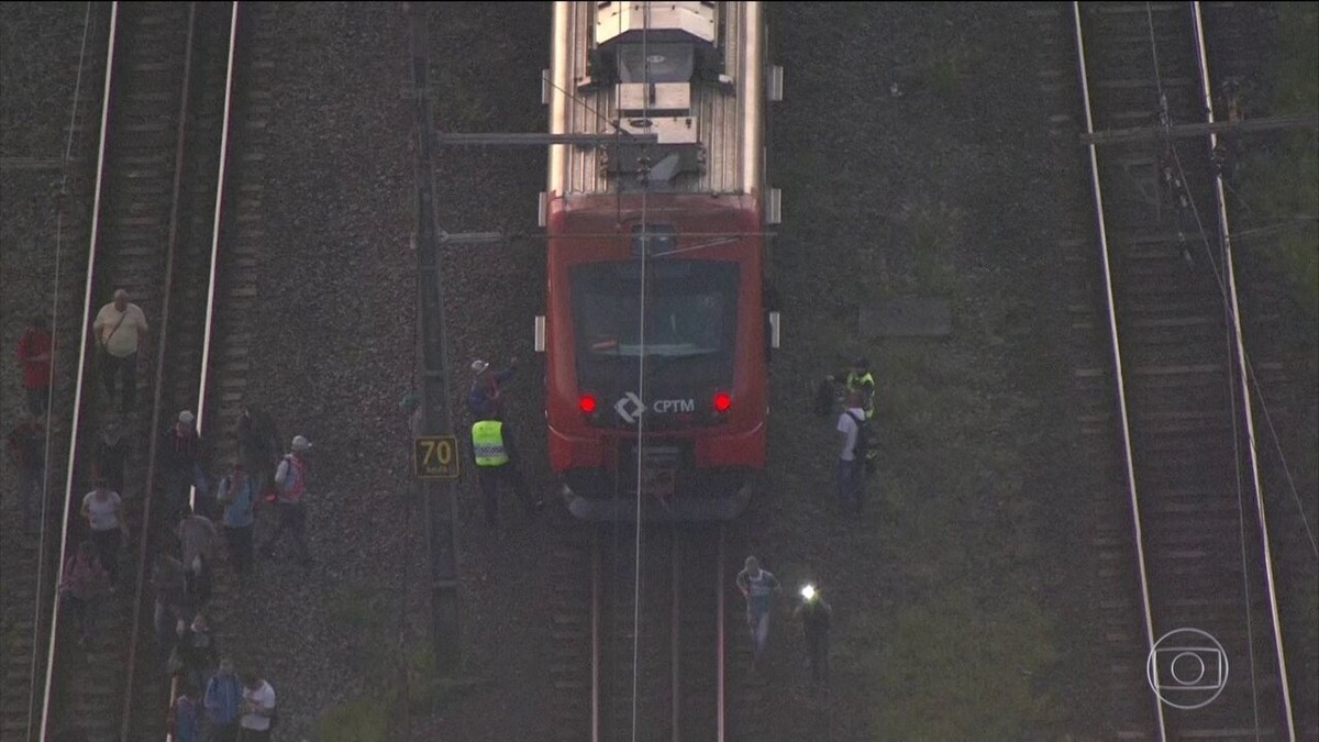 Linhas 8 e 9 da CPTM têm queda no sistema de energia e circulação de ...