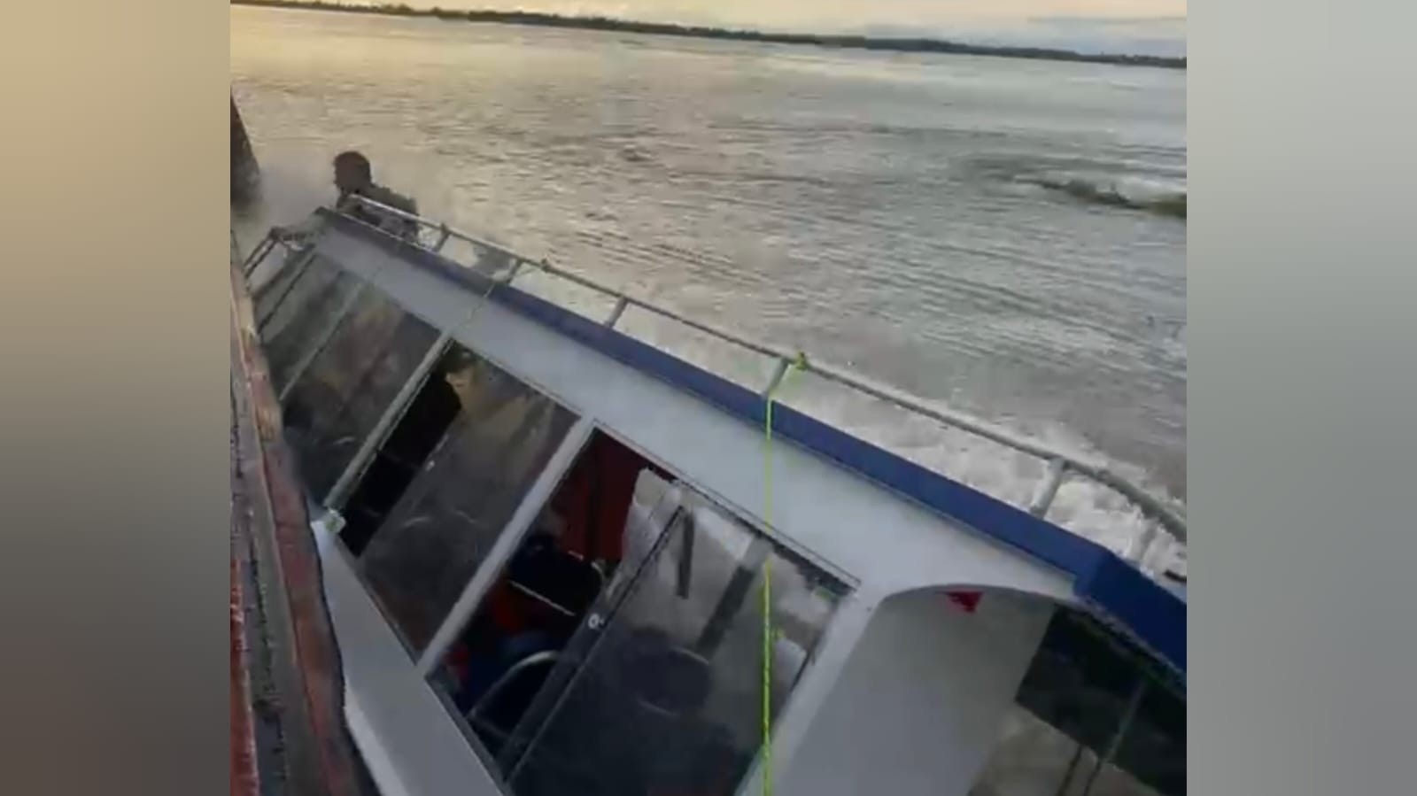 Em Santarém, homem perde balsa, pega lancha para tentar embarcar no rio ...