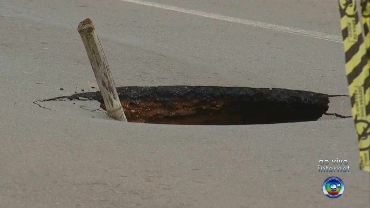Buraco interdita trecho da Marginal do Chá em Itapetininga ...