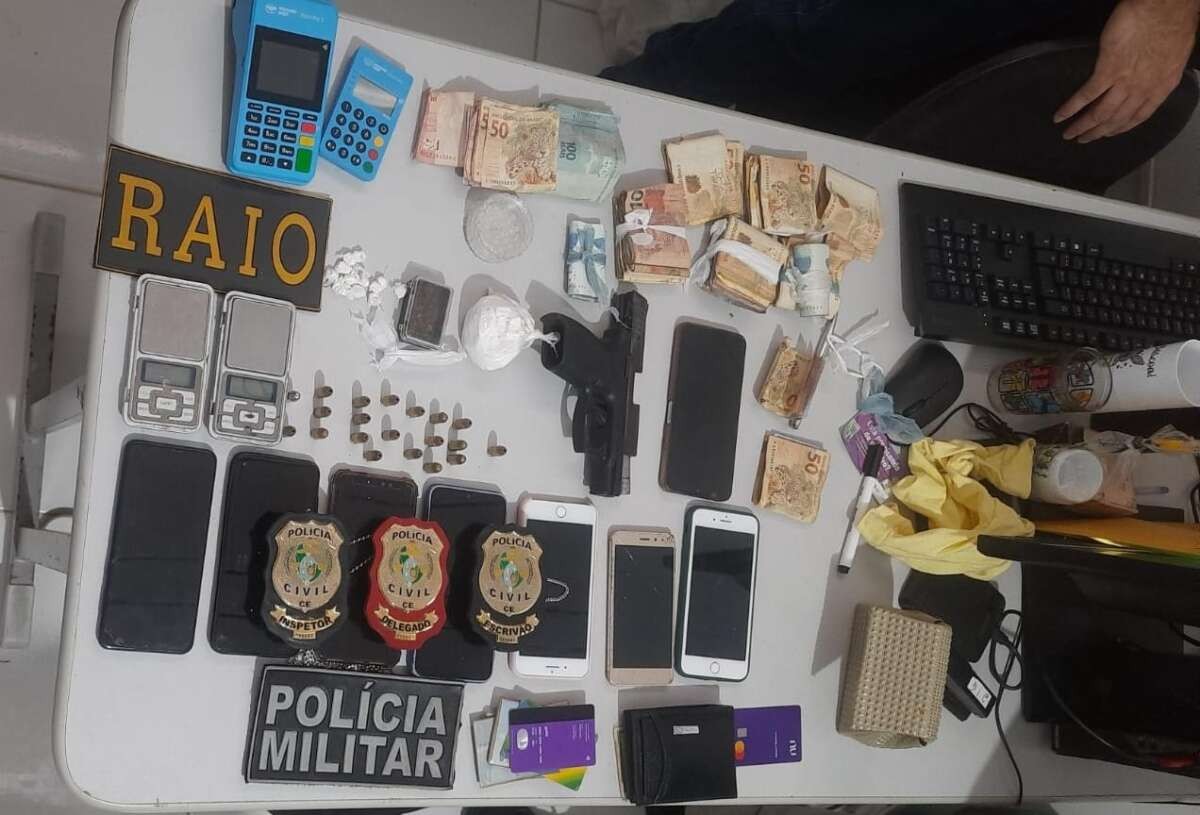 Pai E Filho São Detidos Com Arma Drogas E Material De Tráfico Em