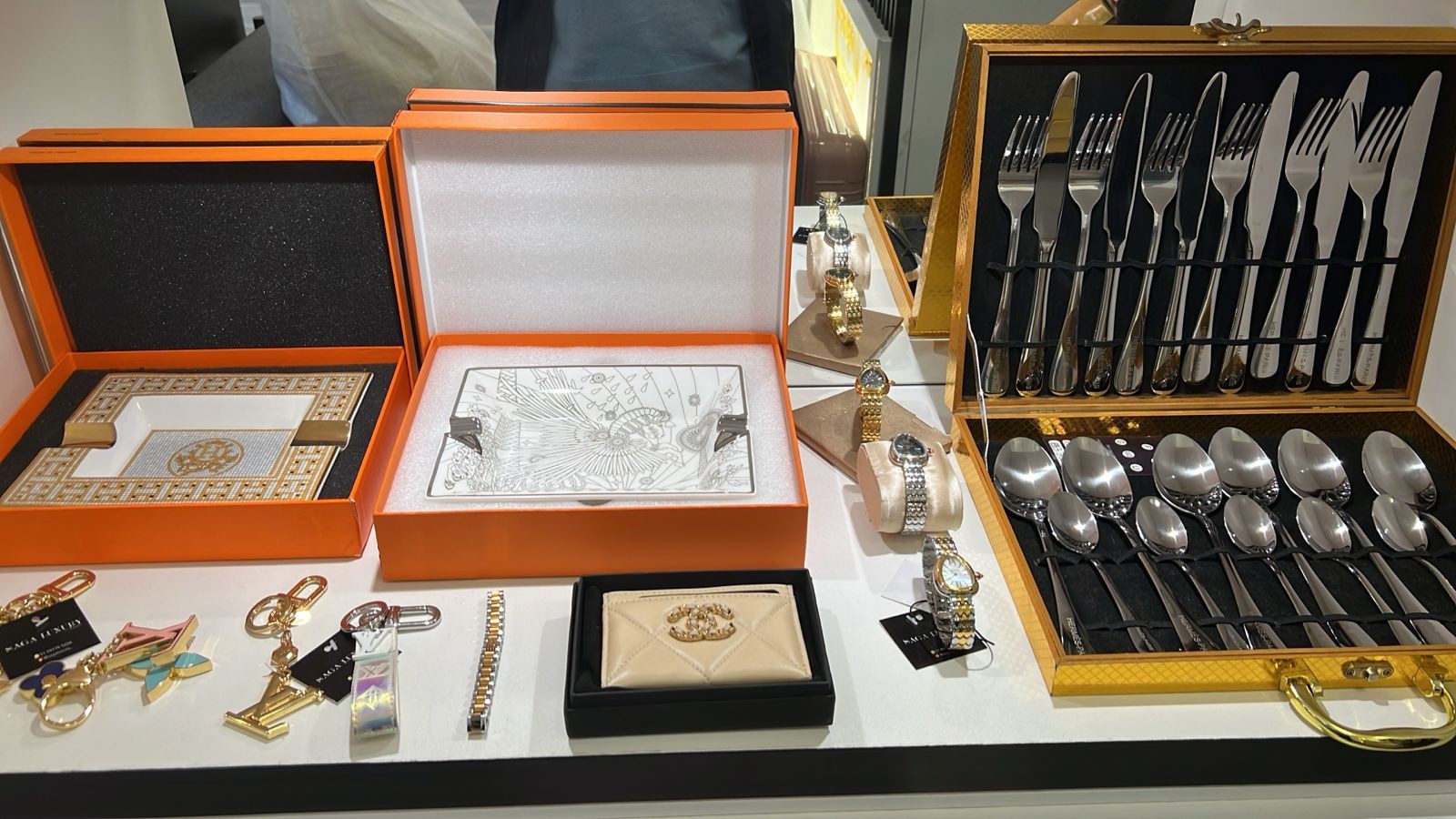 Receita apreende itens de luxo em loja de indiano com 1 milhão de ...