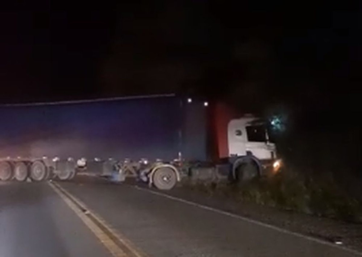 Batida entre carreta e veículo de passeio deixa uma pessoa presa a ferragens na BR-235, em ...