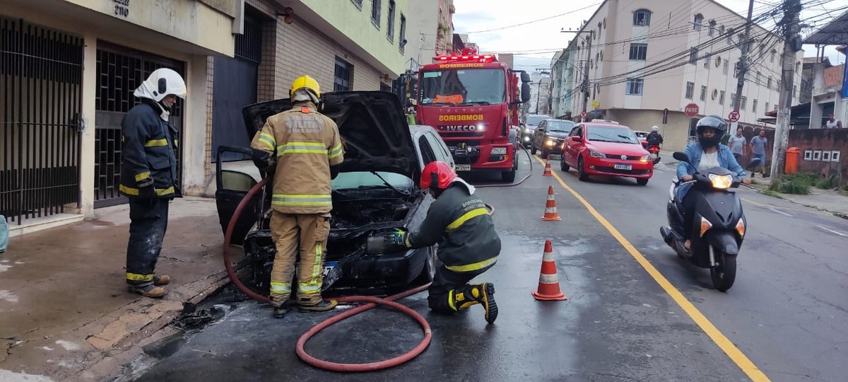 Carro Pega Fogo E Complica Trânsito Na Olegário Maciel Em Juiz De Fora