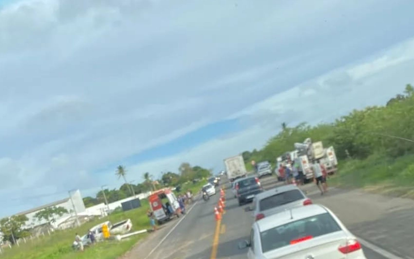 Acidente entre dois carros e uma moto deixa uma mulher morta e três feridos na BR-235 em ...