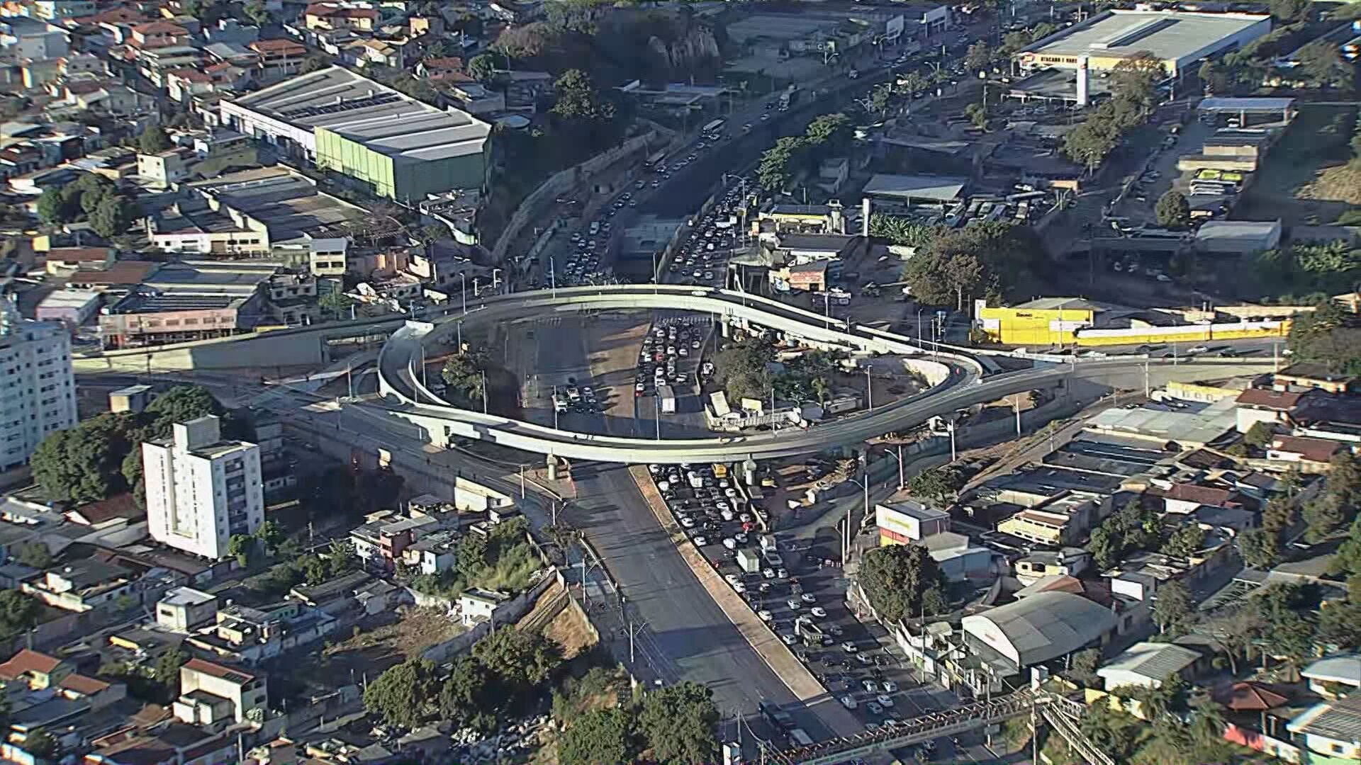 Novos acessos de viaduto sobre a avenida Cristiano Machado são ...