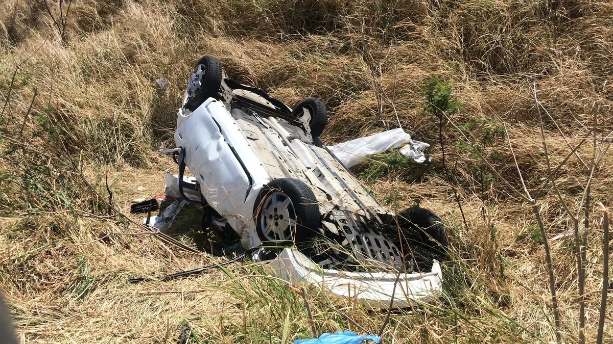 Mulher morre e quatro ficam feridos em capotagem na BR-020, no Ceará