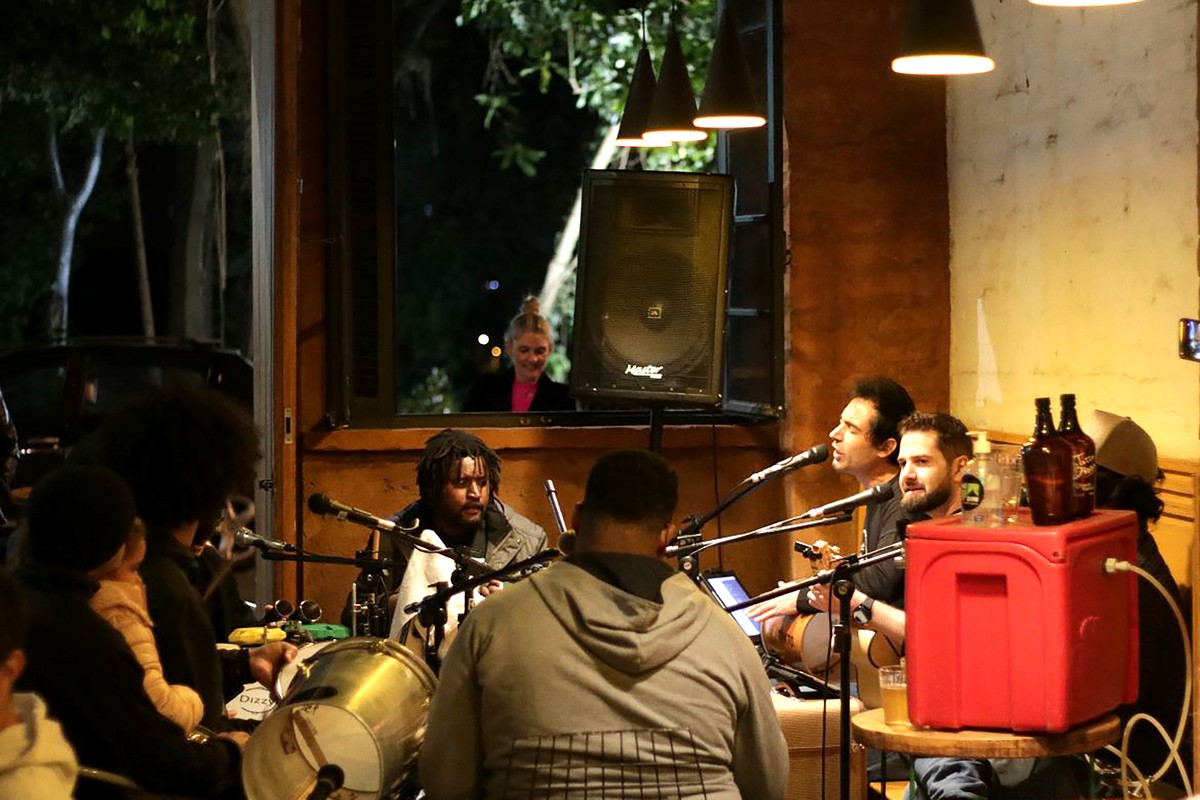 'Quem sabe tocar alguma coisa aí?': Bloco do Bagaço faz sua estreia no ...