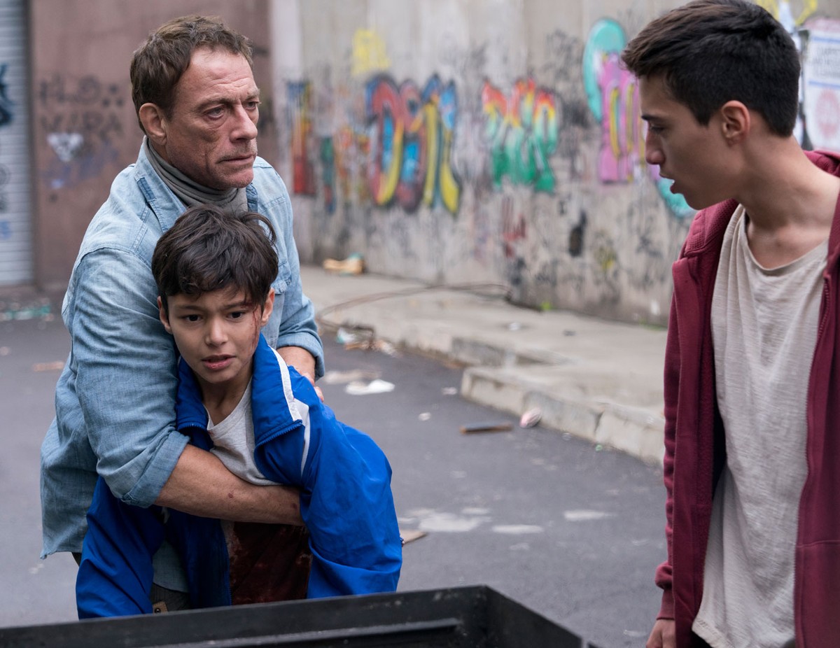 Van Damme troca ação por drama e vive ex-soldado mudo que ajuda ...