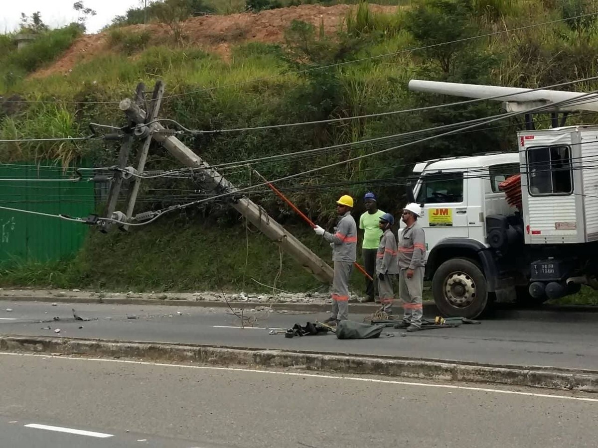 Carro Derruba Poste E Interdita Trânsito Na Avenida Jk Em Juiz De Fora