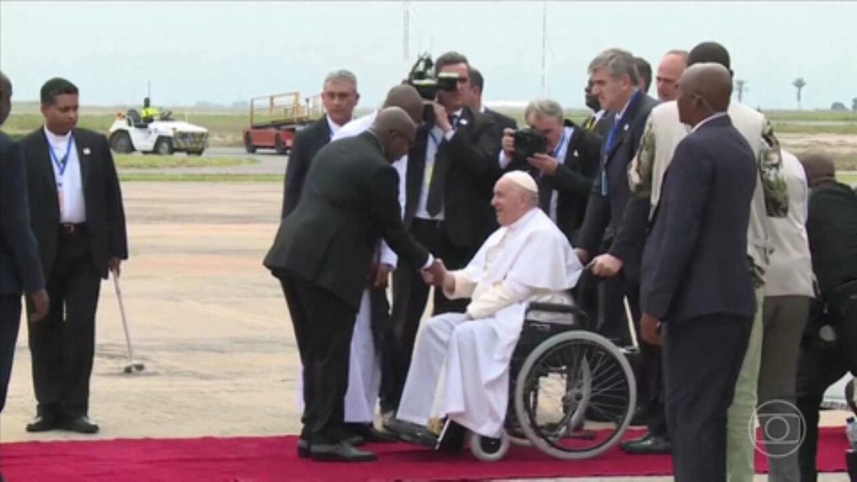 Papa critica exploração do continente africano em visita à República ...