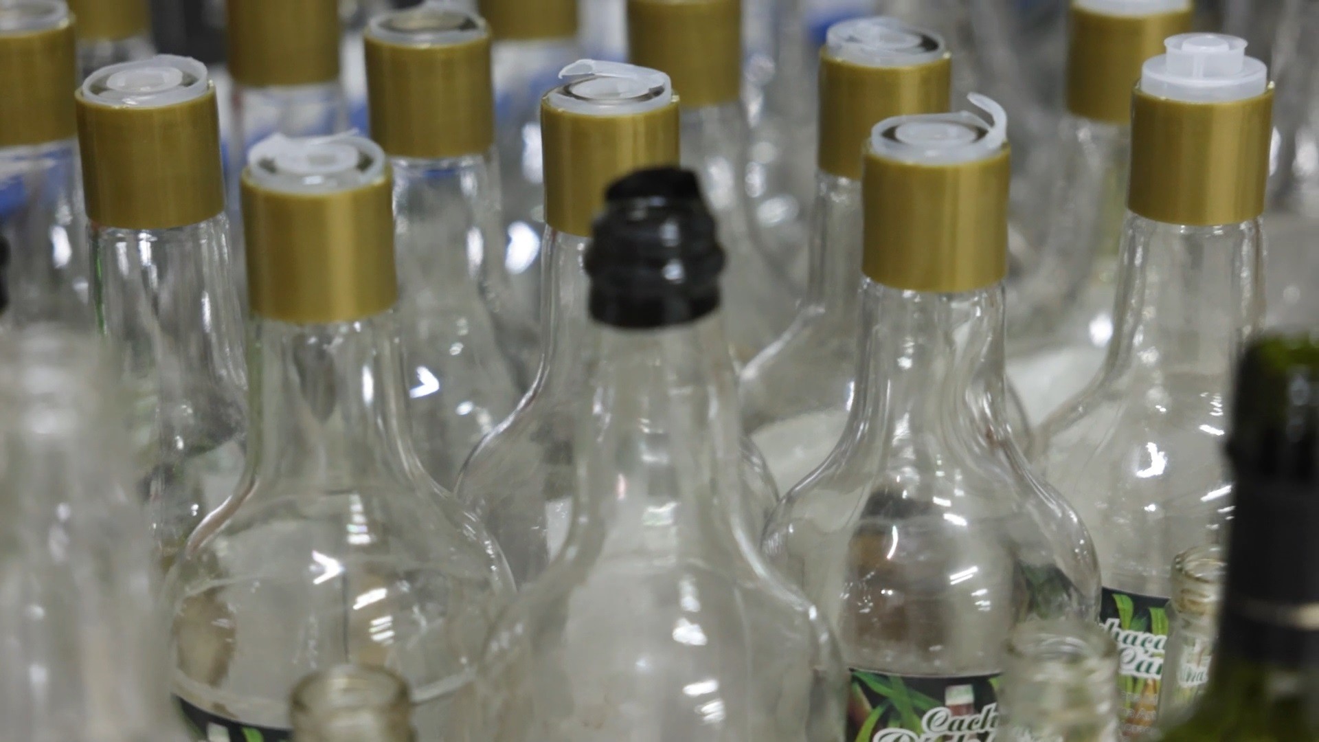 Fiscalização apreende 2 mil bebidas sem data de validade ou vencidas em ...