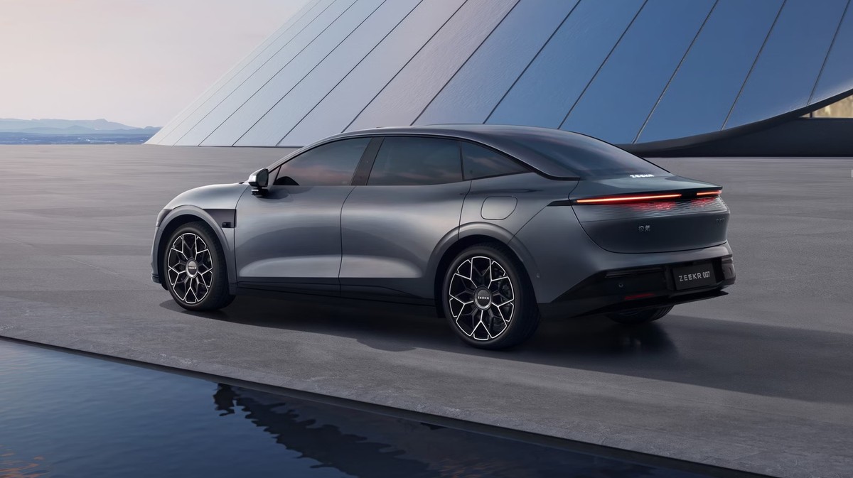 Zeekr 007, rival do BYD Seal, tem bateria capaz de ser recarregada em ...