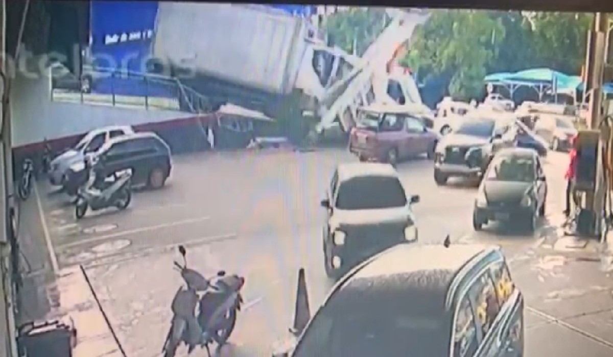 Caminhão perde freio, desvia de ambulância e invade posto de combustíveis