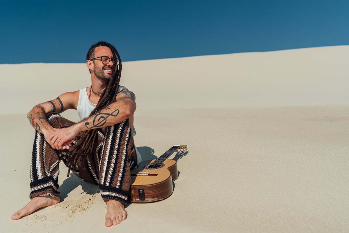 Gabriel Elias ancora na mesma praia em ‘Tropical’, álbum anunciado pelo ...