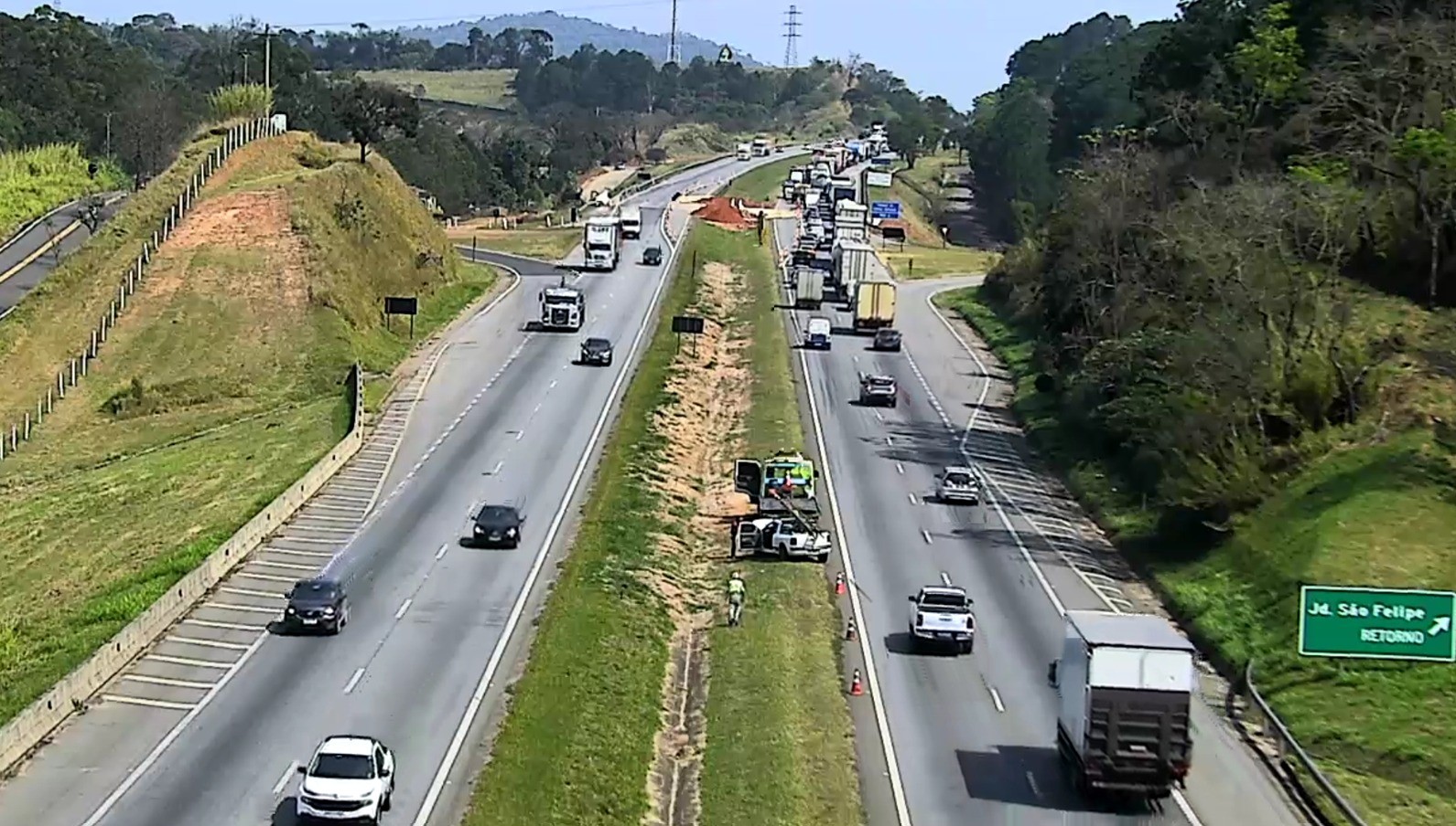 Motorista de carreta dos Correios sofre acidente e morre na Dom Pedro I, em Atibaia, SP | Vale ...