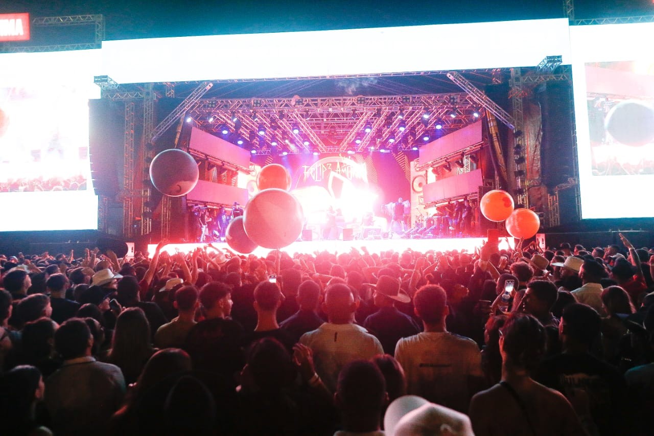 Com entrada em bote salva-vidas, Felipe Amorim mistura forró, funk e ...