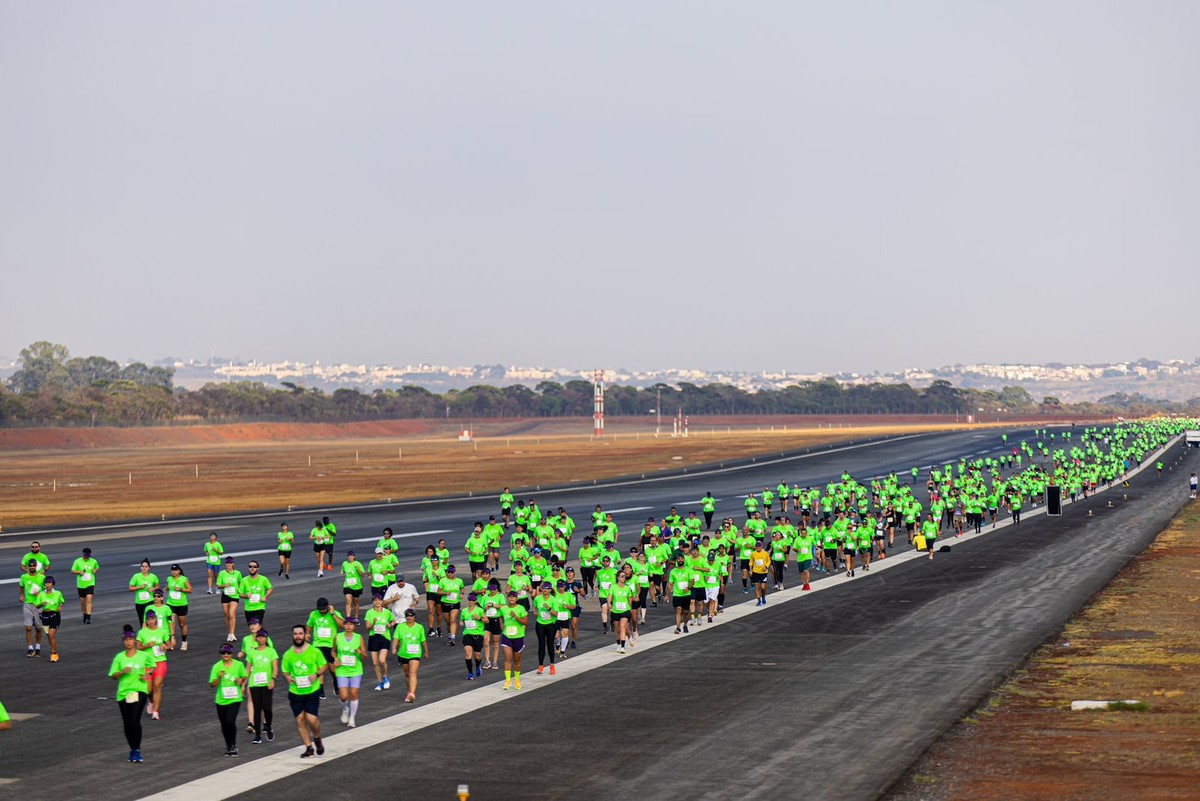 'Flying Run': 2,5 mil pessoas correm na pista de pousos e decolagens do ...