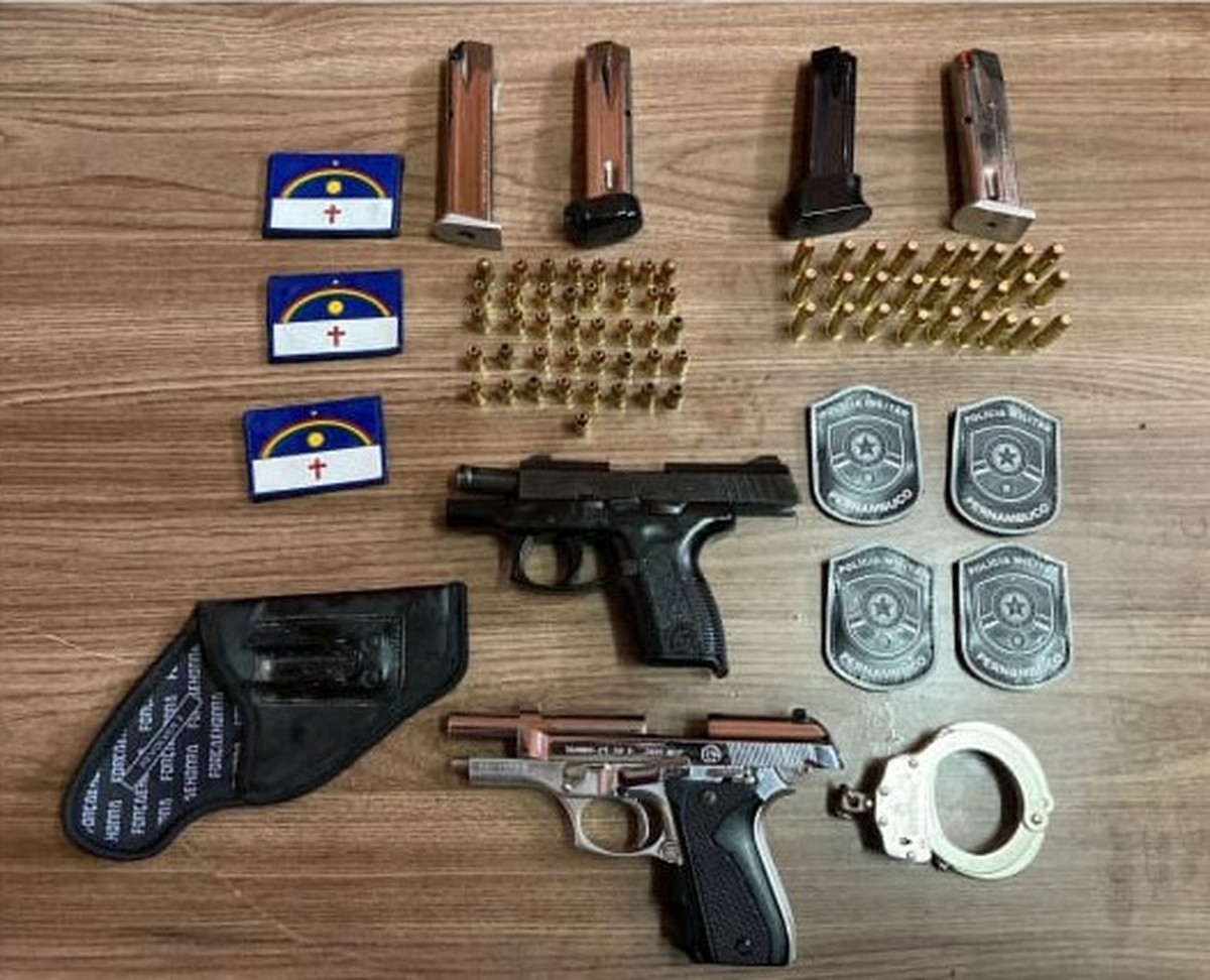Mulher é Presa Com Fardamento Da Polícia Militar E Duas Armas Em