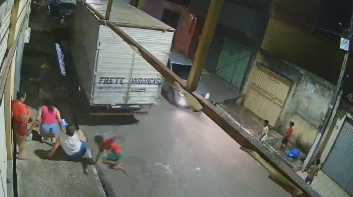 Caminhão desgovernado desce ladeira, bate em moto e faz curva sozinho, no interior do Pará ...