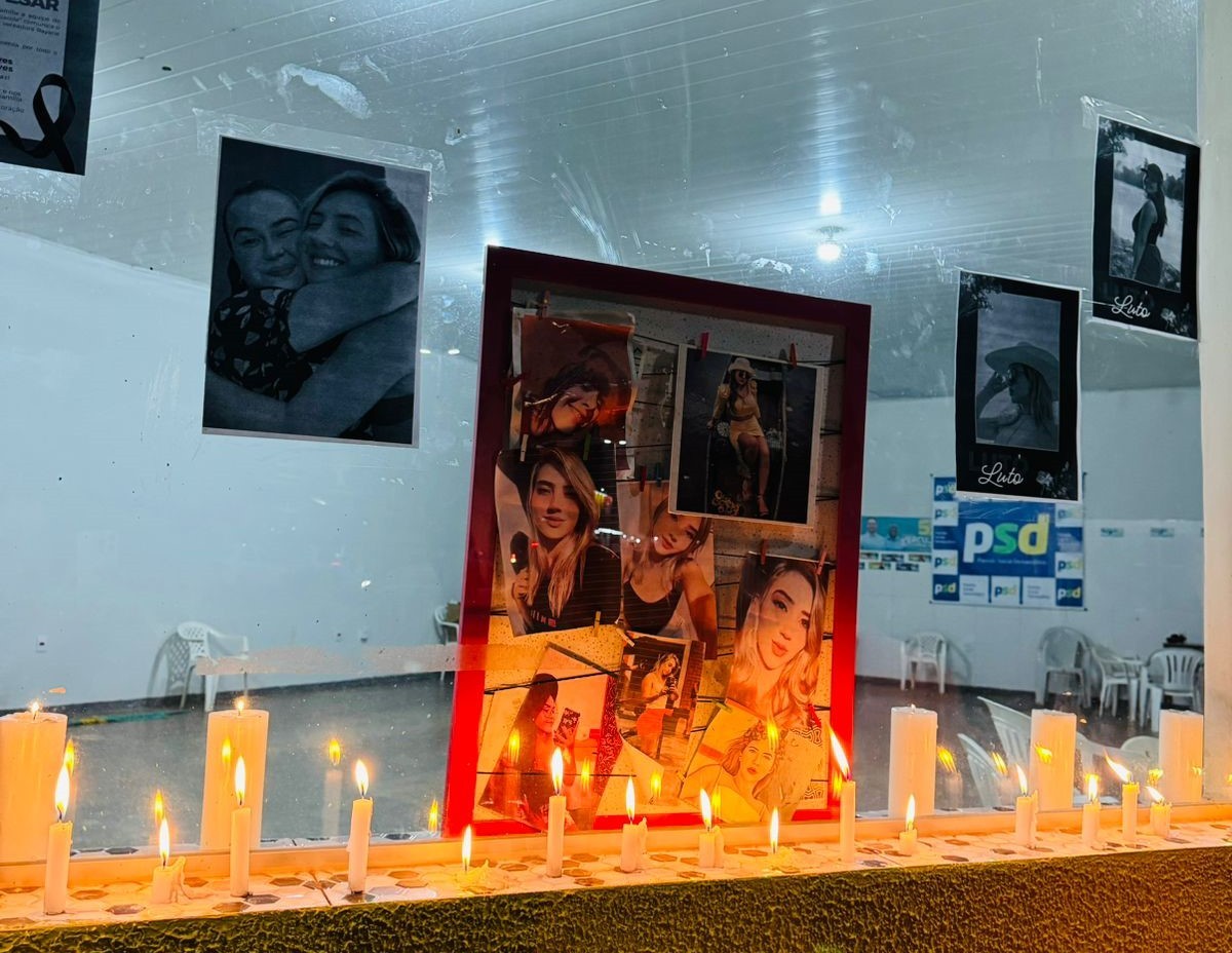 Imagem Mostra Candidata A Vereadora E Irmã Fazendo Suposto Símbolo De