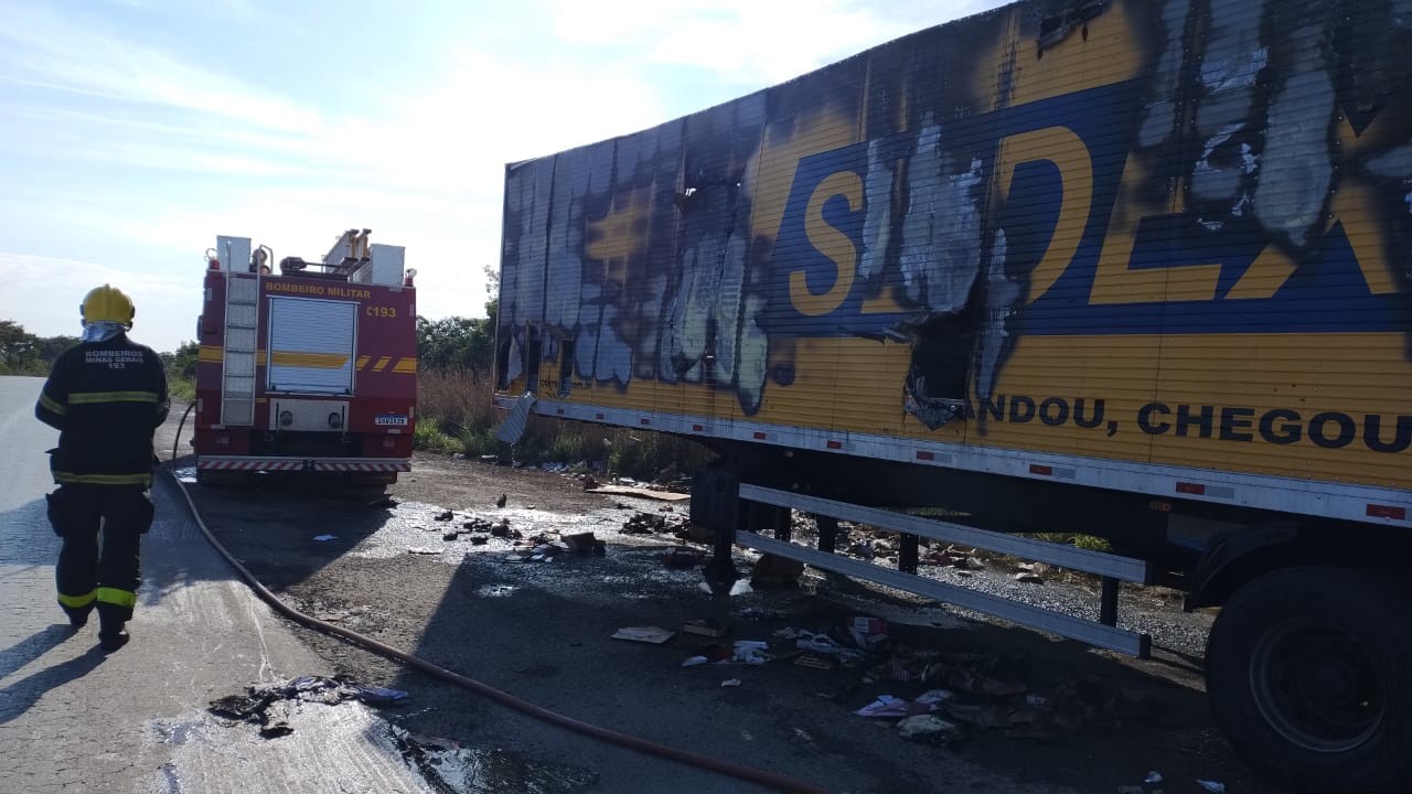 Carreta dos Correios que seguia para a Bahia pega fogo na BR-251 | Grande Minas | G1