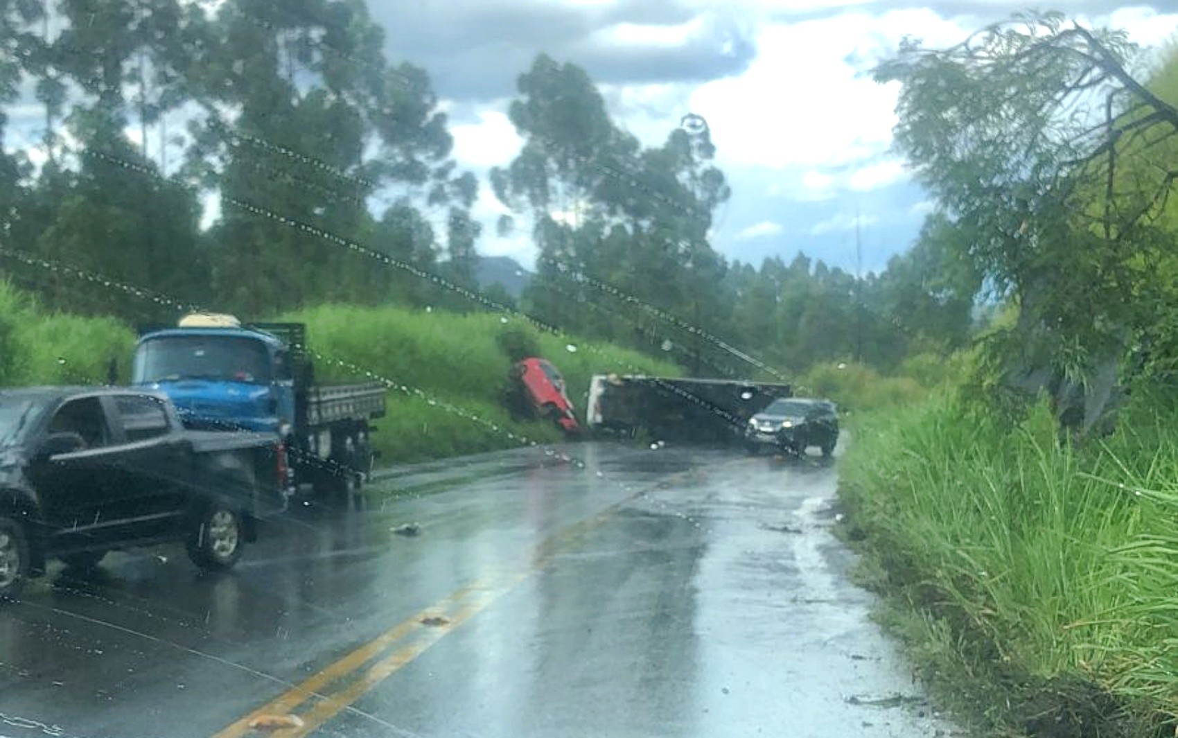 Batida de frente entre carro e caminhão-guincho deixa um morto e dois feridos na MG-444 | Sul de ...