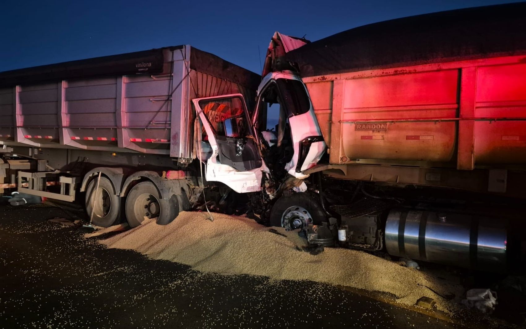 Acidente entre carretas mata caminhoneiro em ponte na BR-153