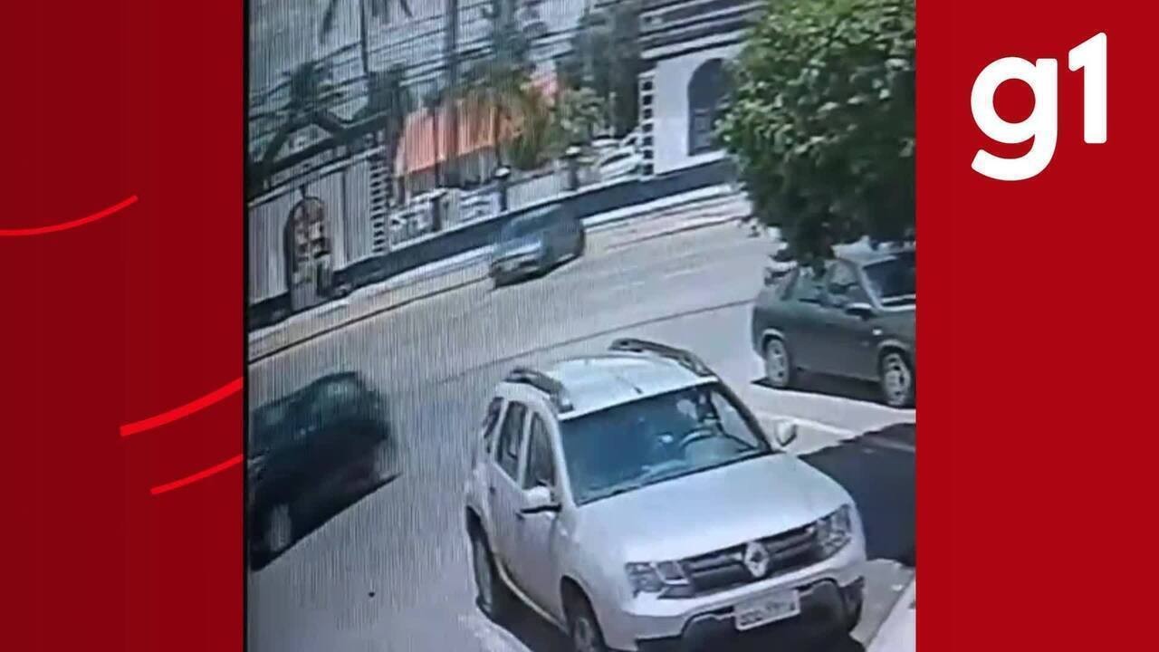 VÍDEO: carro sem motorista atravessa duas avenidas de ré e estaciona em batalhão da polícia em ...