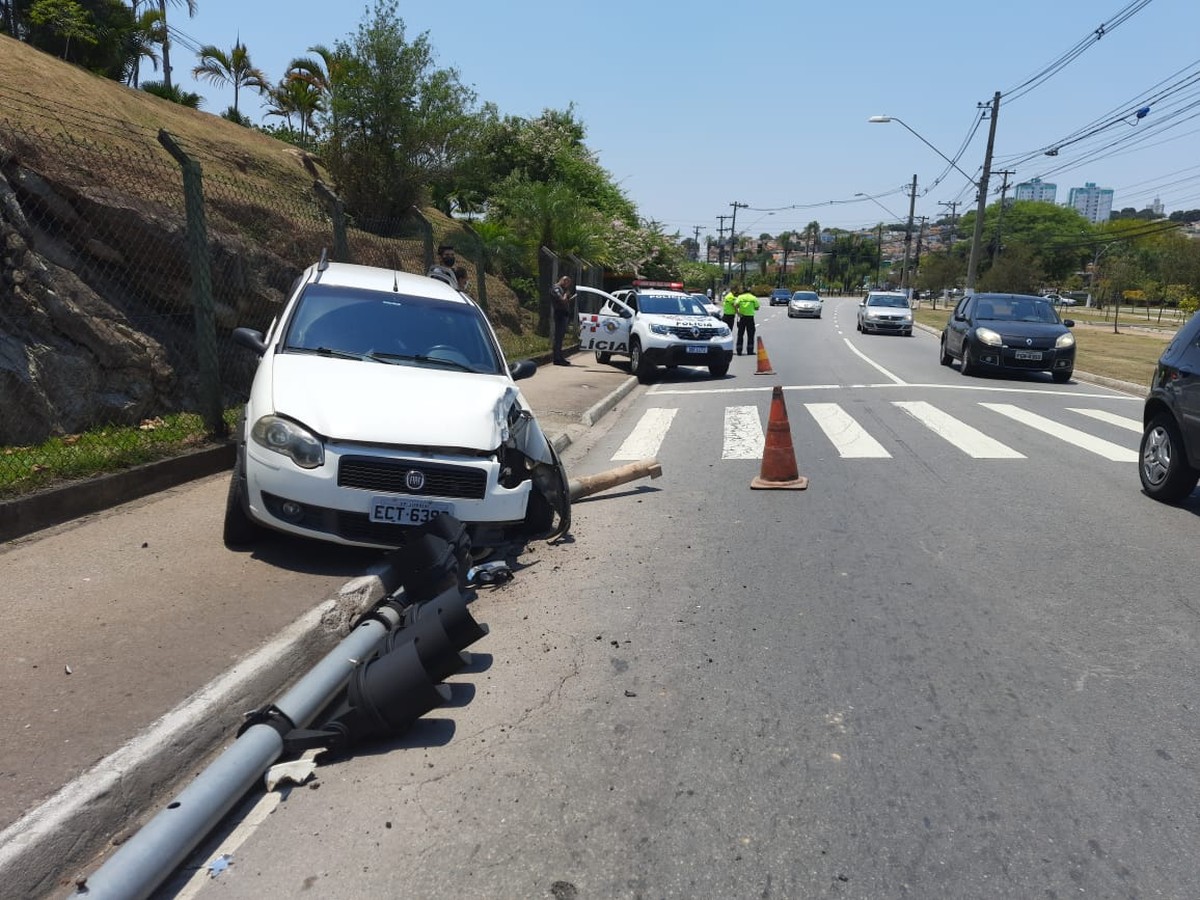 Motorista dorme ao volante e bate carro em poste de semáforo em Jundiaí | Sorocaba e Jundiaí | G1