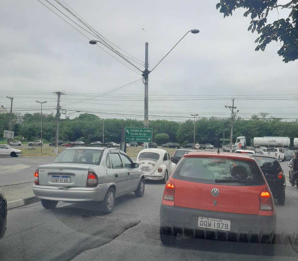 Motorista perde o controle e carro capota em curva do Anel Viário de Pindamonhangaba, SP | Vale ...