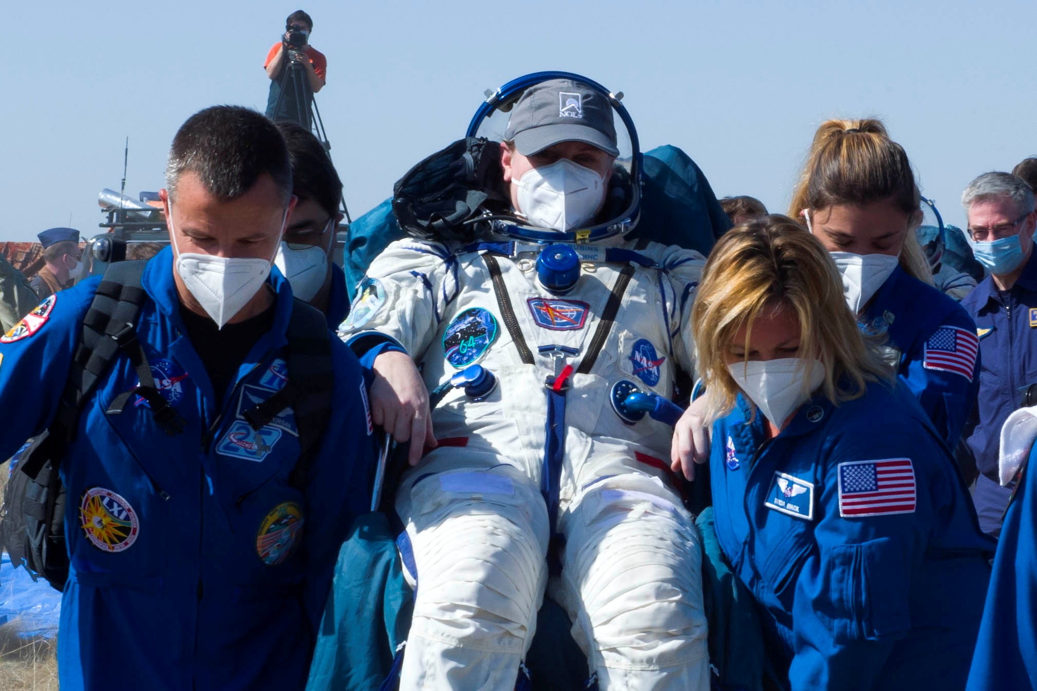 Astronautas voltam à Terra após quase sete meses em estação espacial | G1