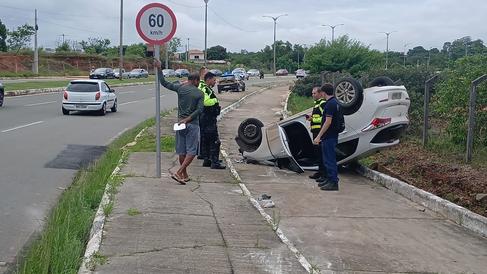 Carro capota na Via Expressa, em São Luís; motorista sai ileso | Maranhão | G1