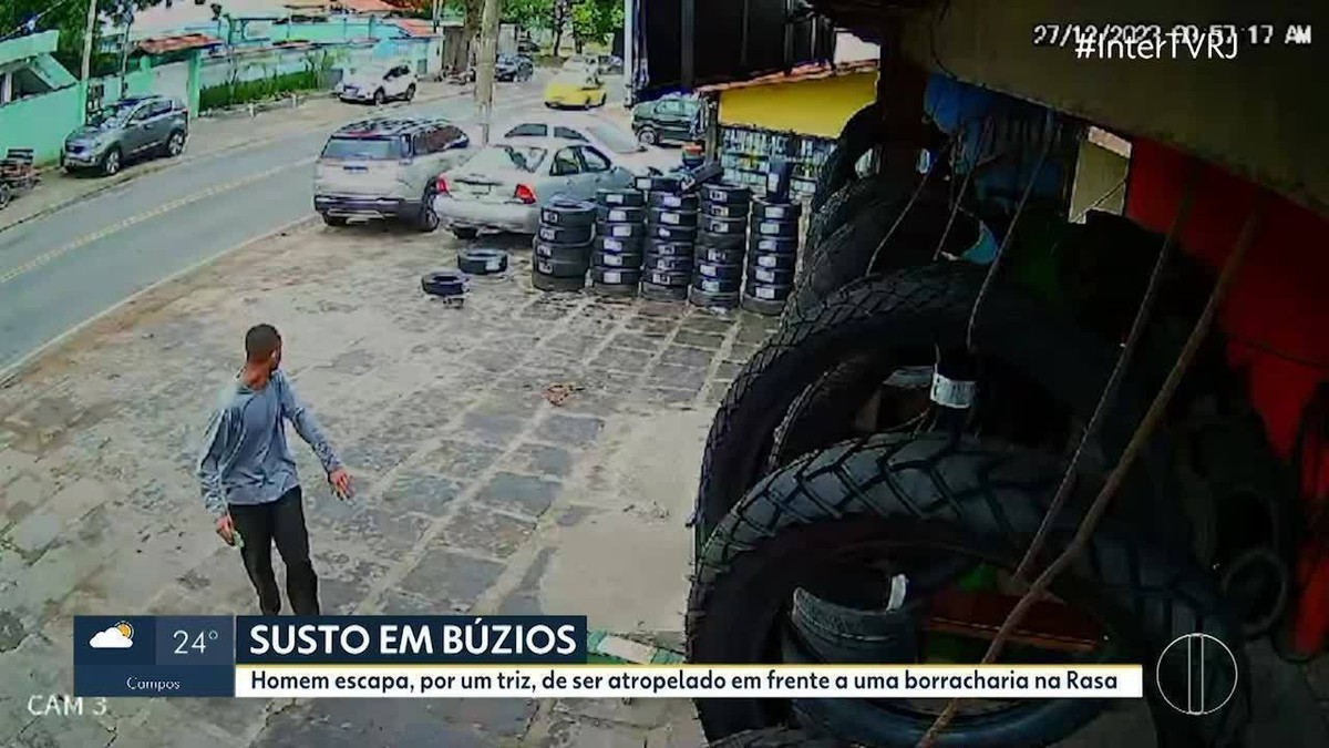 Homem escapa por um triz de atropelamento ao ter carro atingido por outro em Búzios; VÍDEO ...
