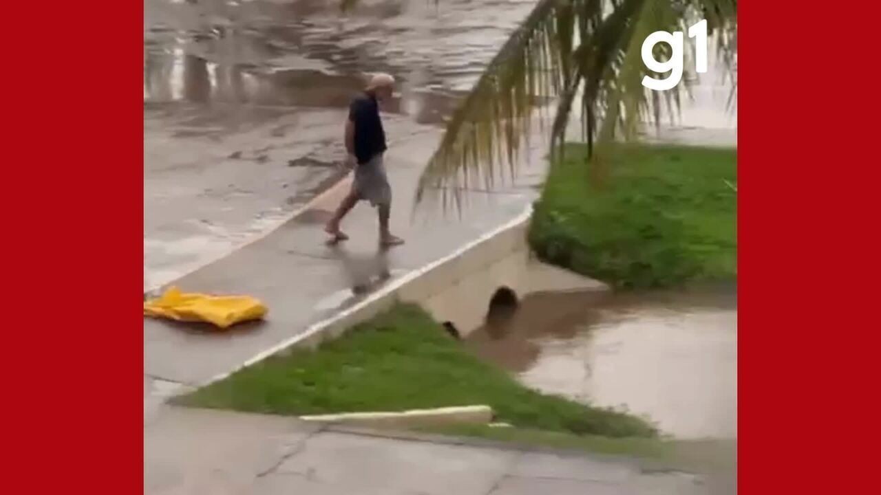 VÍDEO: morador se joga e mergulha em valeta alagada com água de chuva | G1