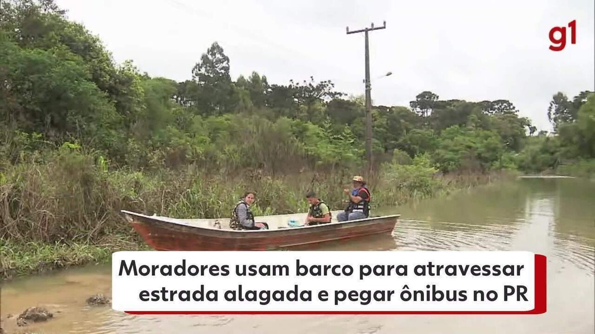 Moradores usam barco para atravessar estrada alagada e pegar ônibus em ...