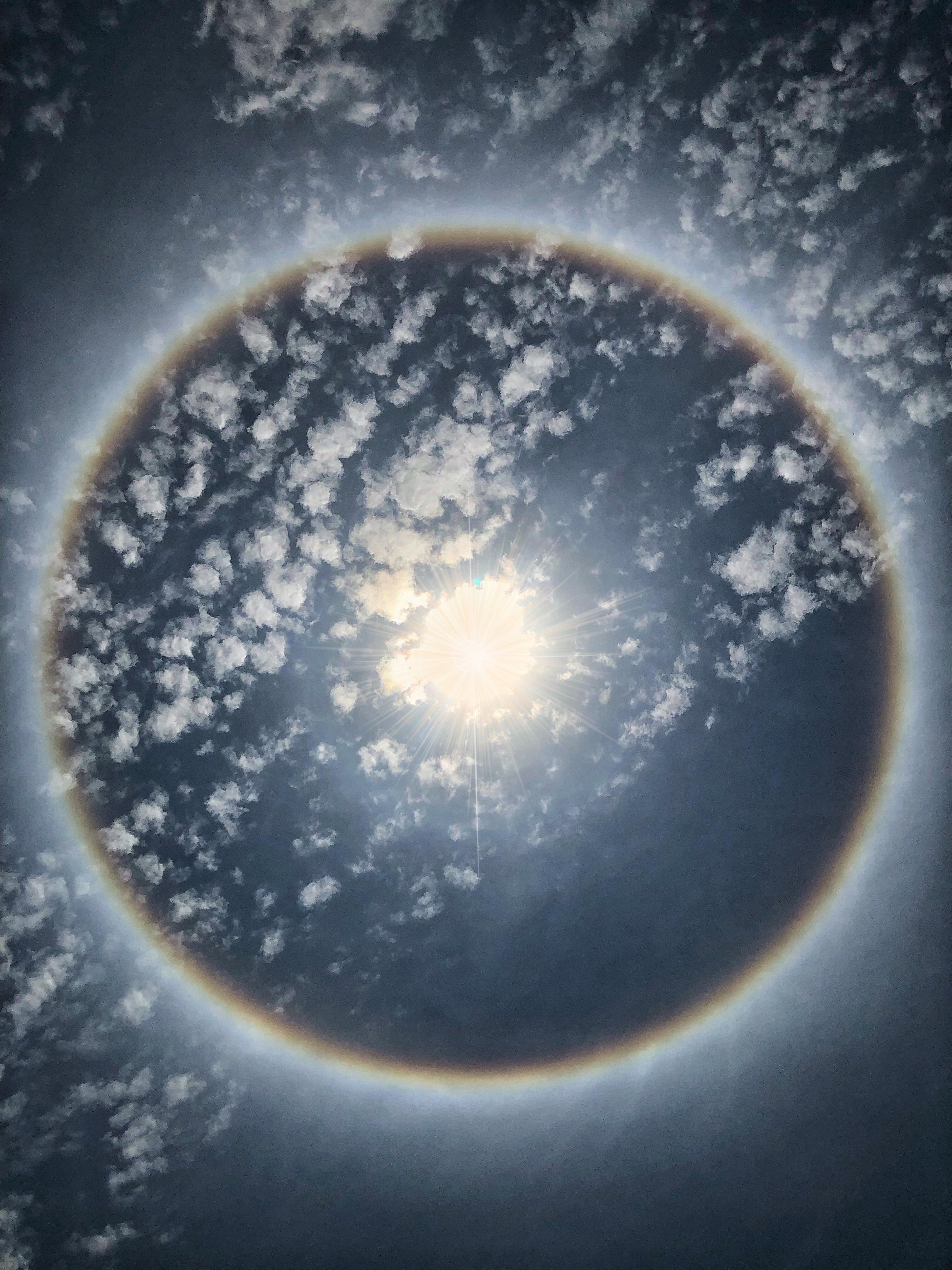 Sinal de chuva? Halo solar se forma ao redor do sol e chama a atenção ...