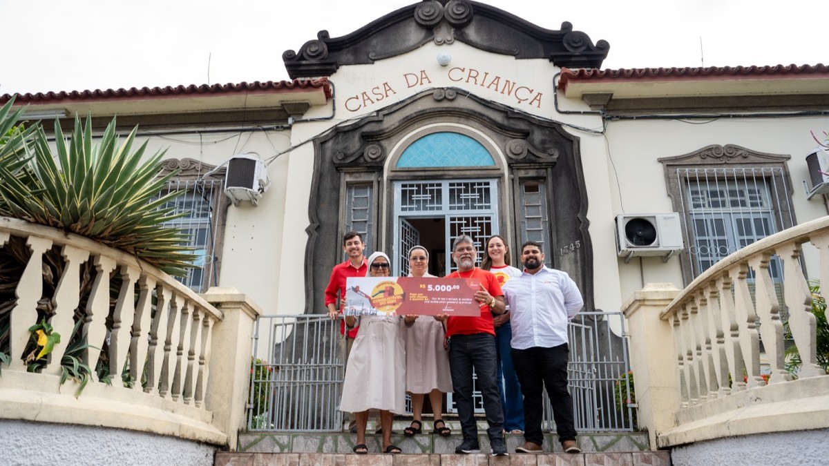 Motorista retorna à Casa da Criança após 50 anos e entrega prêmio de R ...