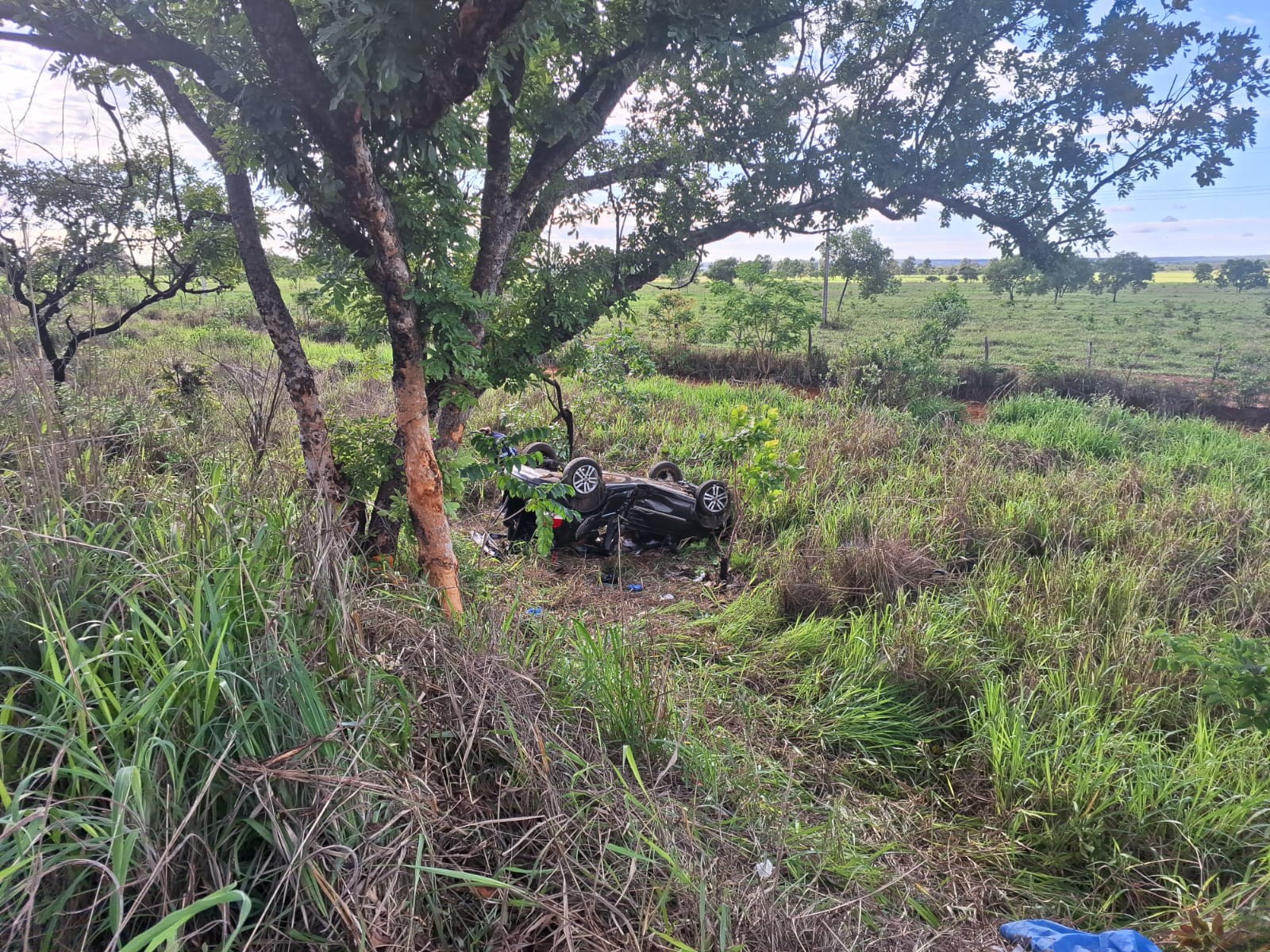 Jovem de 21 anos morre em capotamento de carro na MGC-259, em Felixlândia; outras cinco pessoas ...