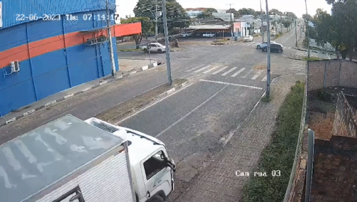 Mulheres e crianças ficam feridas após carro avançar placa de pare e ...