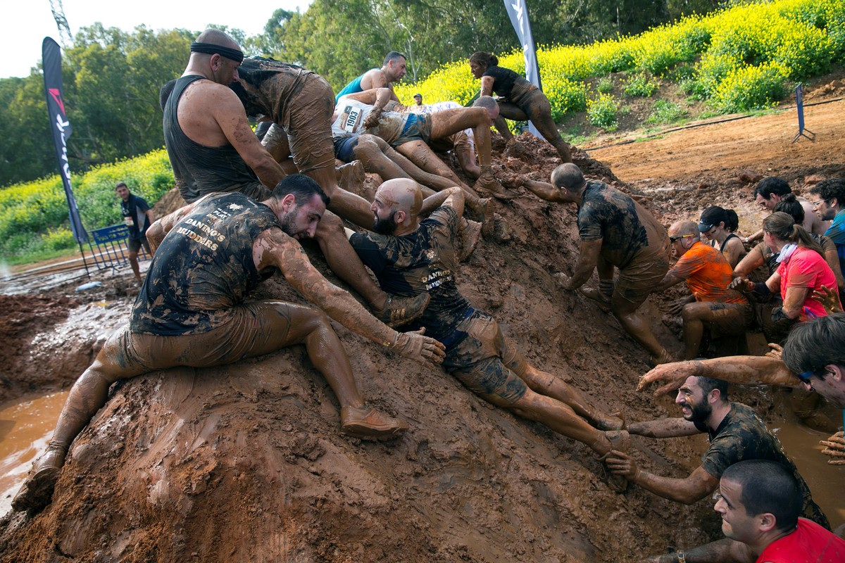 Corrida de 13 km na lama tem cerca de 5 mil participantes em Tel Aviv ...