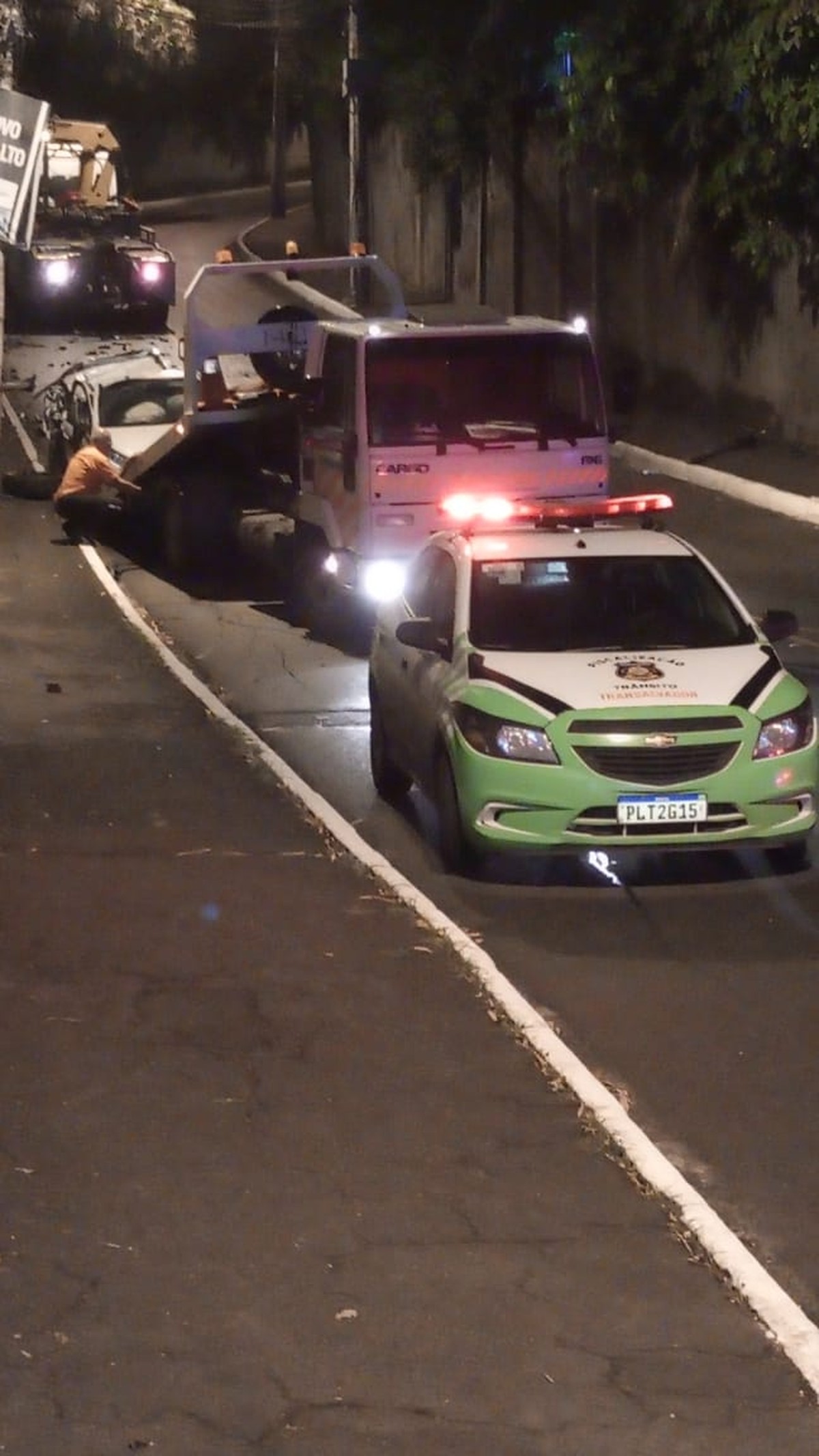 Mulher fica ferida após carro bater em poste em Salvador | Bahia | G1