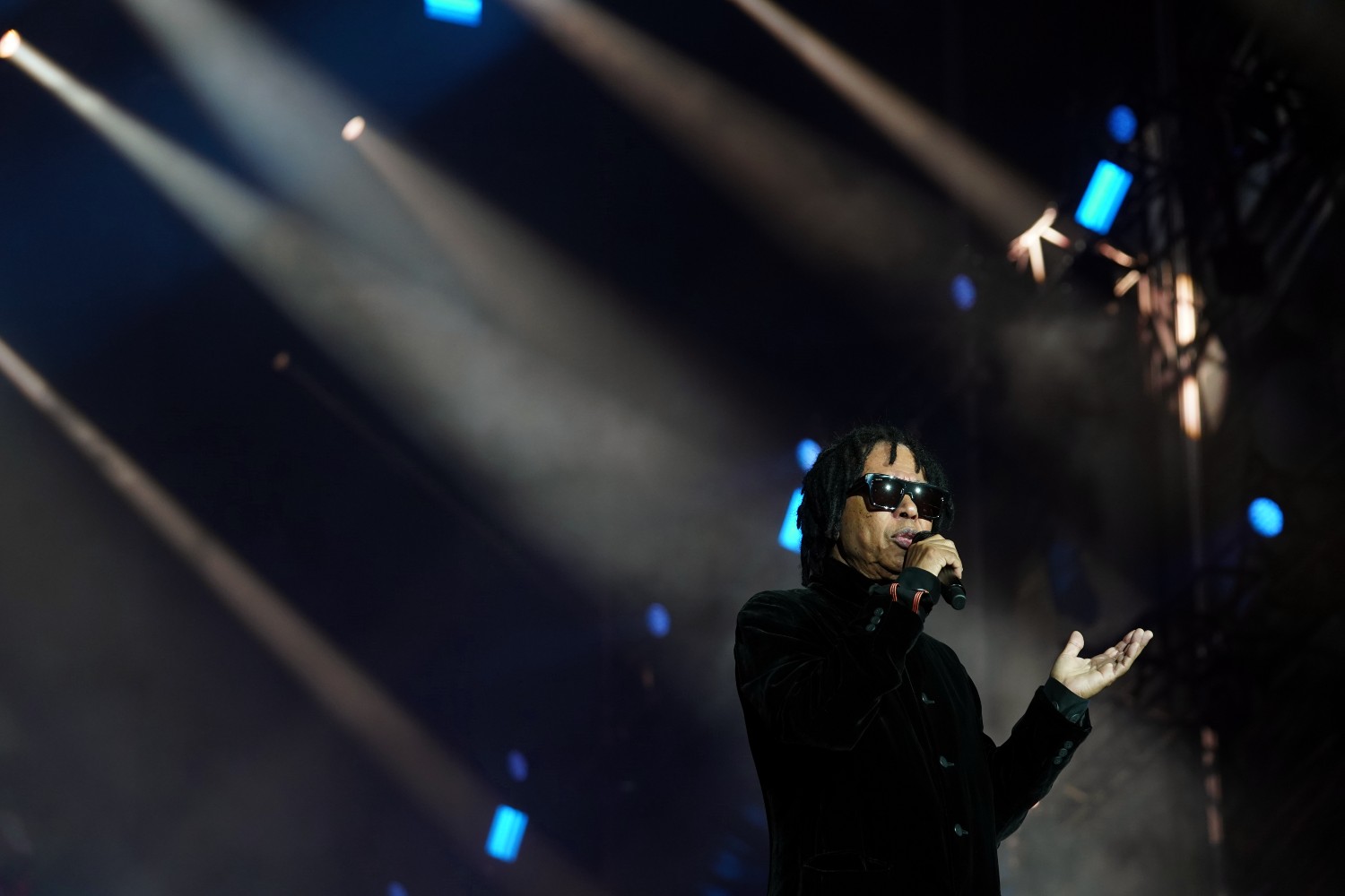 Com novos e antigos sucessos, Djavan apresenta turnê mundial do álbum ...