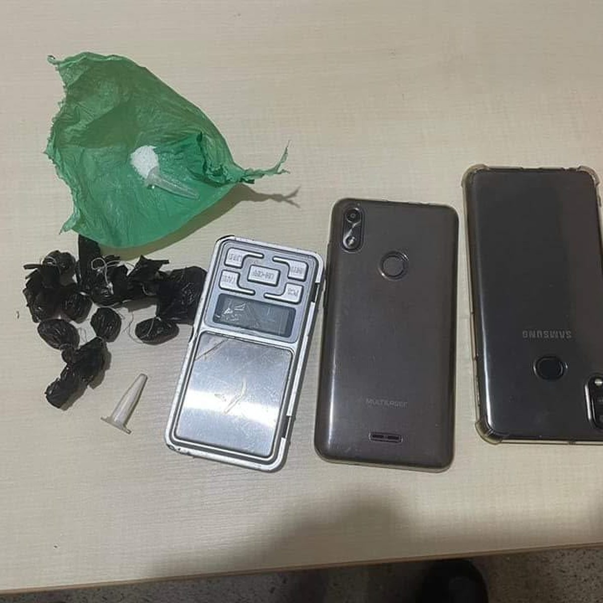 Homem é Preso Pela Polícia Militar Após Ser Flagrado Com Drogas Em