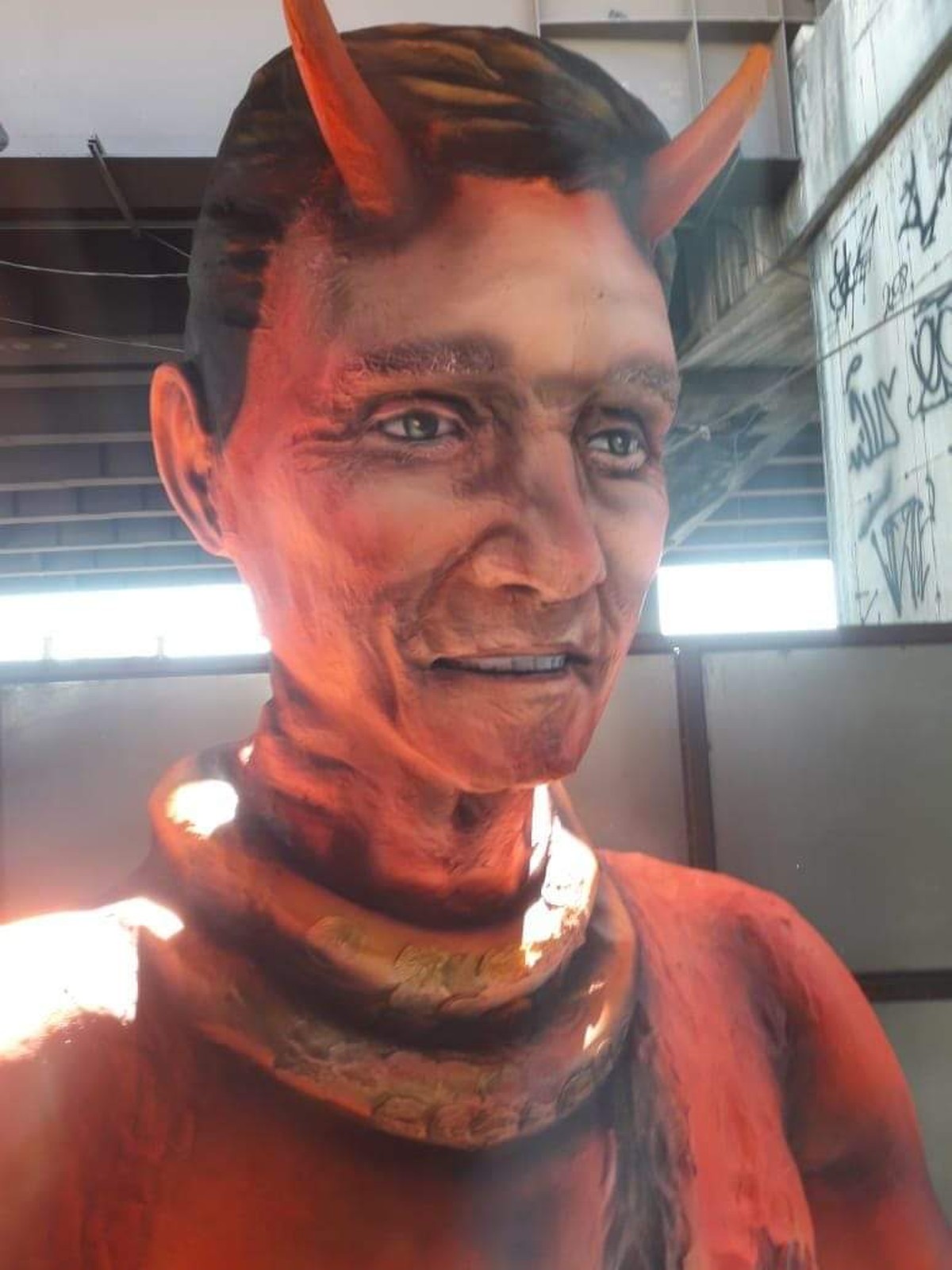 Acadêmicos do Sossego faz alegoria com escultura de Crivella ...