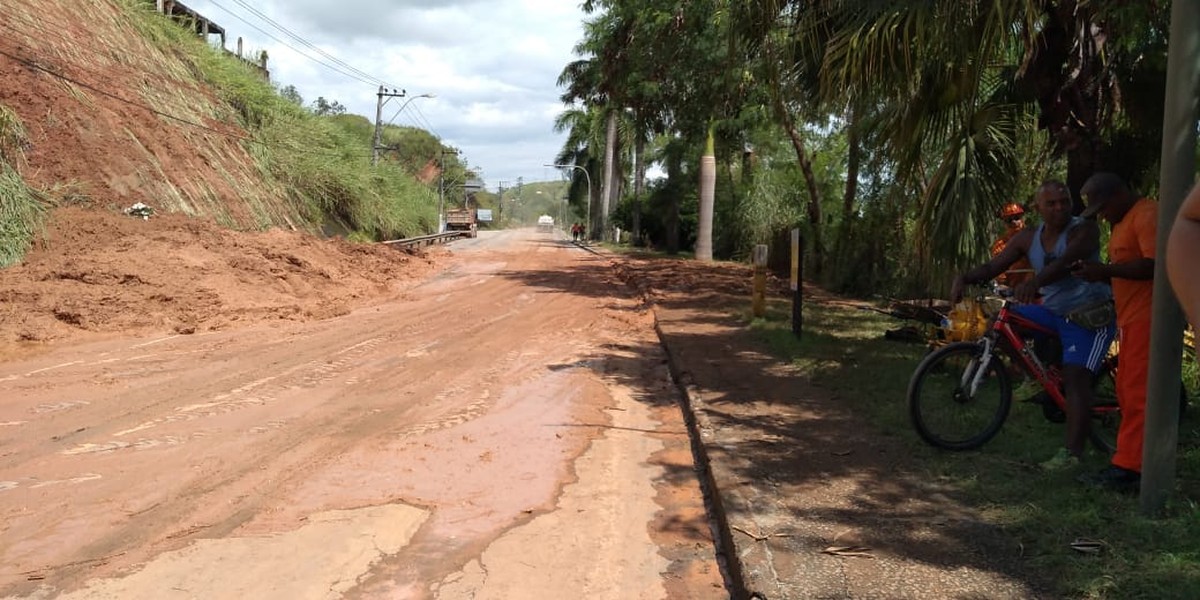 Forte Temporal Provoca Deslizamentos De Terra E Alaga Ruas Em Volta