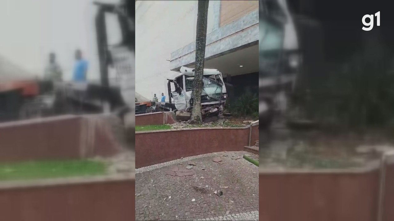 Caminhão perde freio na descida de rampa e bate em muro de shopping no litoral de SP; VÍDEO ...