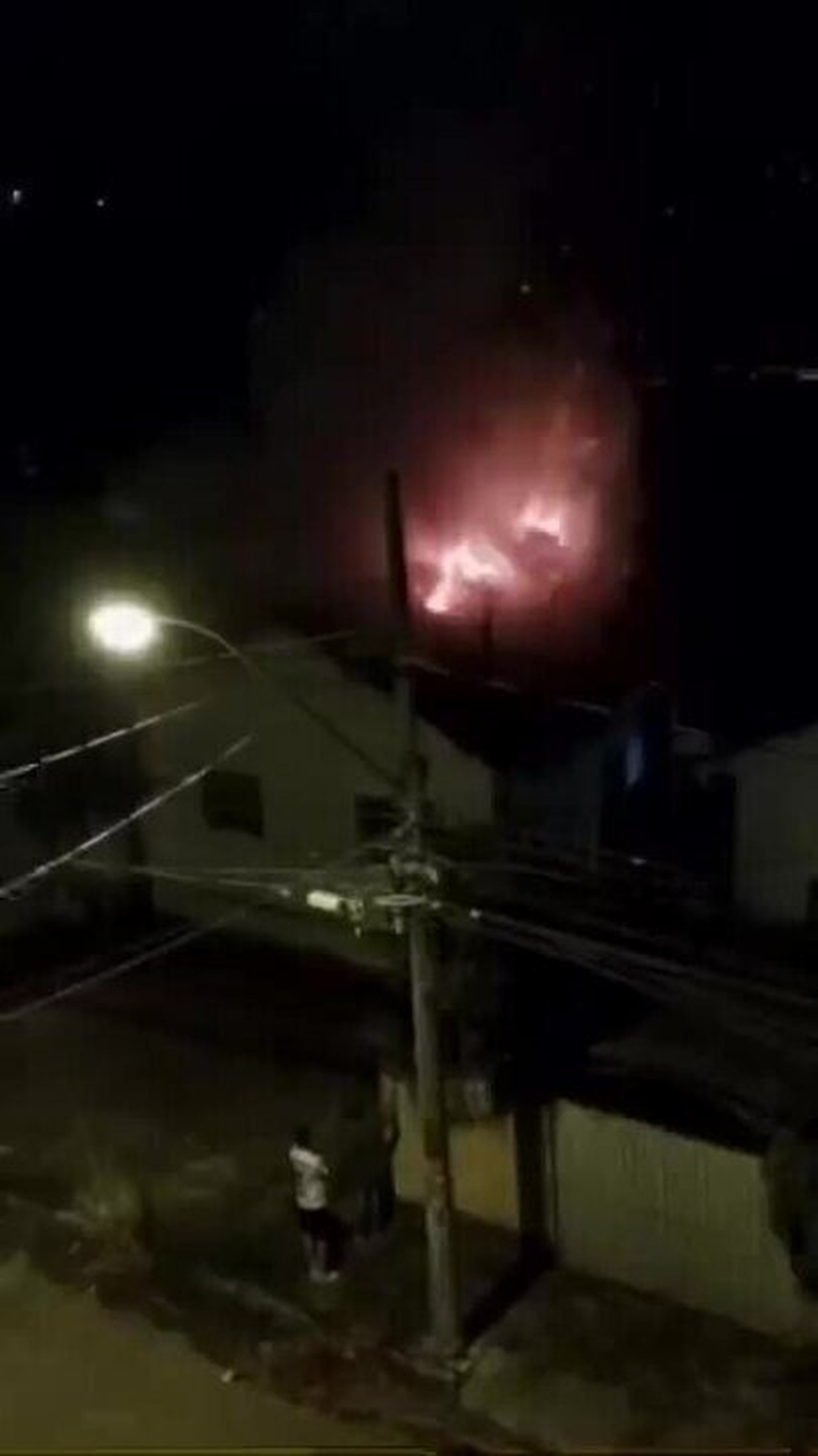 VÍDEO: incêndio é registrado em casa no Bairro Esplanada, em ...