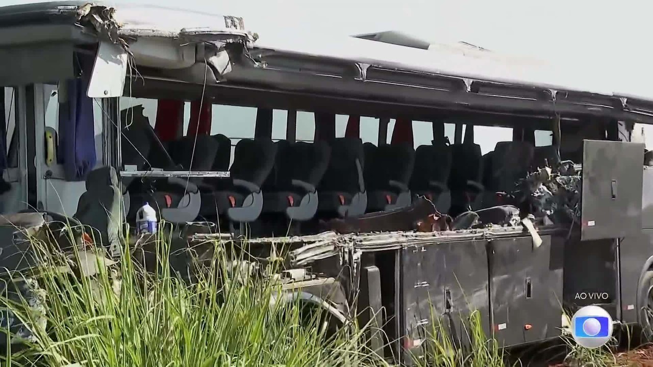 Polícia prende motorista de carreta envolvida em acidente com ônibus de universitários que ...
