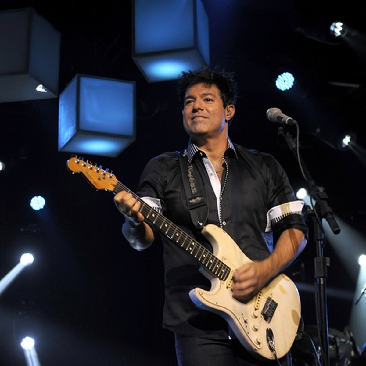 Cantor Alex Cohen faz show dançante em Macapá em homenagem ao mês da ...